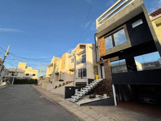 Casa em condomínio com 4 quartos e 3 vagas no Novo Mundo