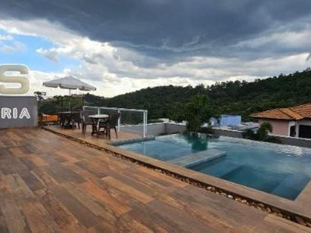 Casa em Condominio com 4 quartos,sendo 3 suites, com armários e móveis planejados.Cozinha gourmet