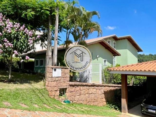 Casa em Condomínio com 4 quartos, suítes com closet. Churrasqueira. Piscina. 4 vagas. Hidromassagem