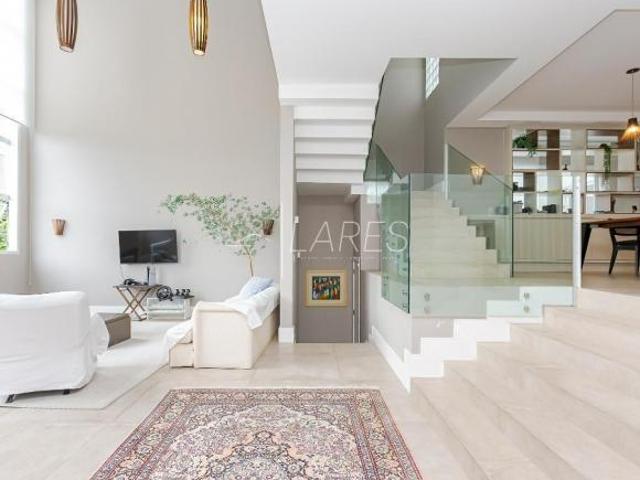Casa em condomínio com 500 m² com 4 quartos sendo 2 suítes à venda no bairro Campo Comprido