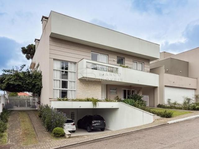 Casa em condomínio com 5 suítes, sendo 1 térrea e