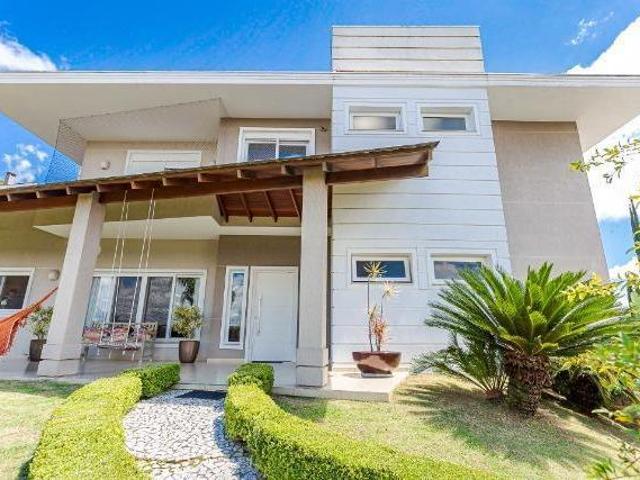 CASA EM CONDOMINIO COM 5 SUITES