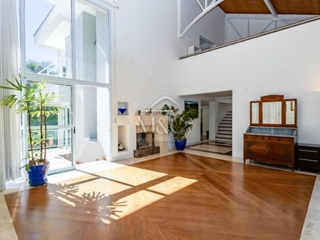 Casa em Condomínio com 643 m², 5 quartos sendo 4 s