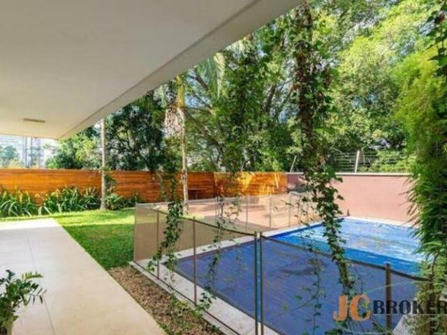 Casa em condomínio com 680m² de área útil, 4 suítes, 5 vagas