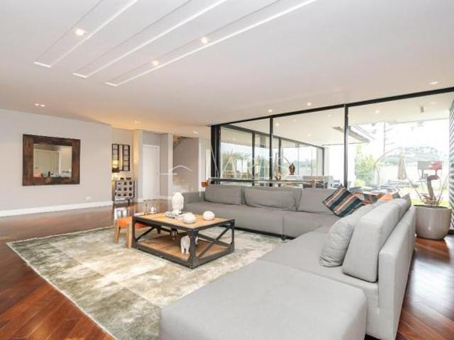 Casa em condomínio com 603.38 m², 5 quartos sendo 5 suítes à venda no bairro Santa Felicidade