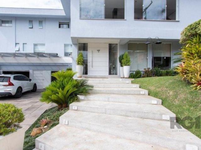 Casa em condominio. com 6 suites, sendo 3 suítes master com closet e hidro