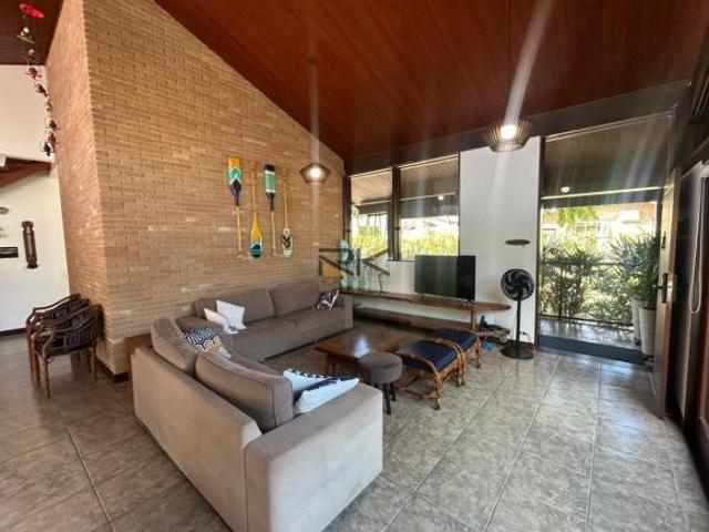 CASA EM CONDOMINIO COM 6 SUÍTES,4 VAGAS DE GARAGEM,VARANDA GOURMET COM CHURRASQUEIRA E PISCINA