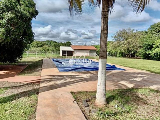 Casa em condomínio com 6 quartos sendo 3 suítes disponível para locação no bairro Morada do Sol em U