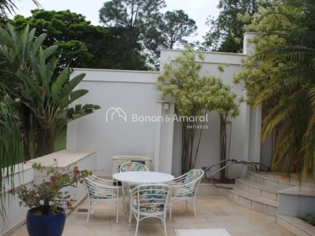 Casa em condomínio com 724 m² e 6 quartos