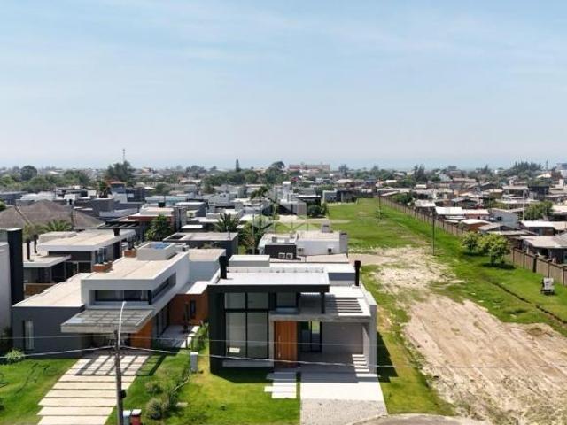 Casa em condomínio composta por 4 Suítes privativas, Lado área verde em Capão da Canoa