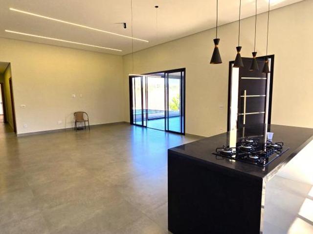 CASA EM CONDOMINIO CAXAMBU 250M² A/C 1115M² A/T 4 DORMITÓRIOS SENDO 2 SUITES