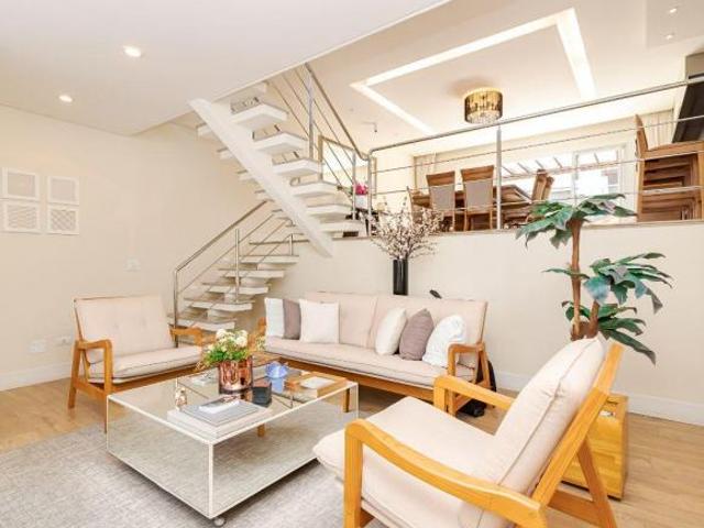 Casa 250 m², 3 quartos, 1 suíte, 4 vagas. Condomínio Clube no Bairro Alto