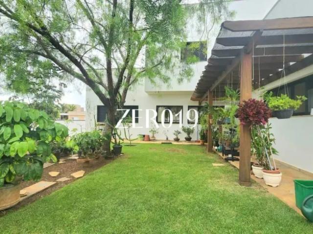 Casa em condomínio à venda, 330m² com 4 suítes e 3 vagas no bairro Residencial Estância Eudóxia. Bar