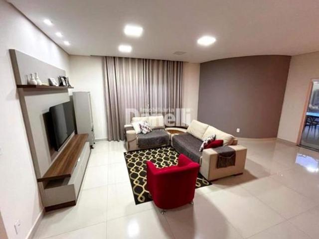 Casa em Condomínio à venda, 3 quartos, 1 suíte, 4 vagas, Jardim Jaraguá Taubaté/SP