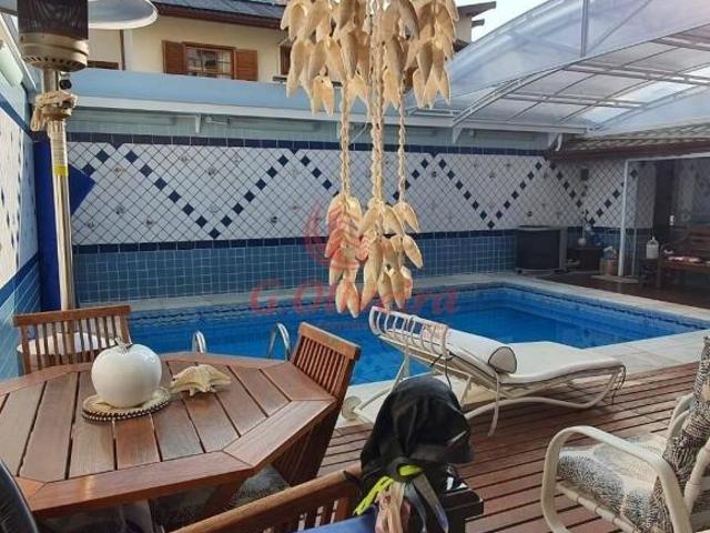Casa em condomínio à venda, 3 quartos, 2 suítes, 4 vagas, A/C 243m²