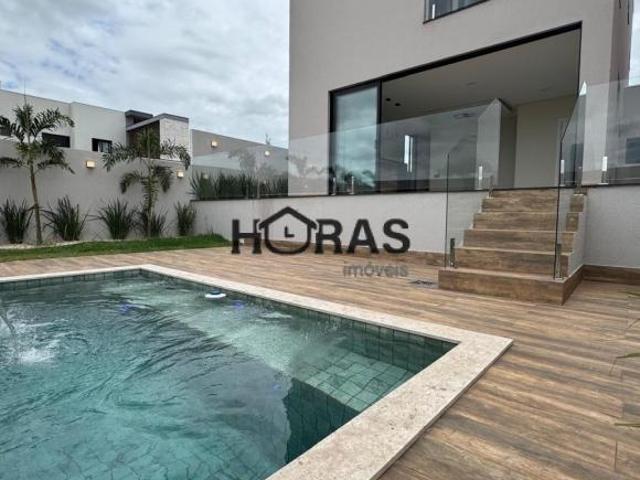 Casa em Condomínio à Venda 3 Suítes, 2 Salas, 4 Banheiros, 2 Vagas, 180m²