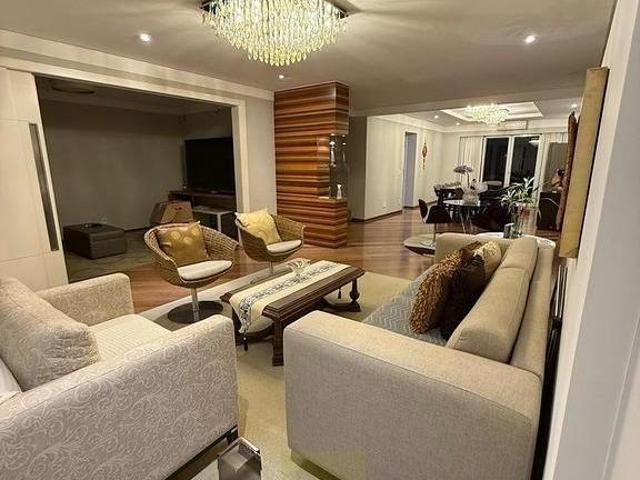Casa em Condomínio à Venda c/ 3 andares! 4VGS!