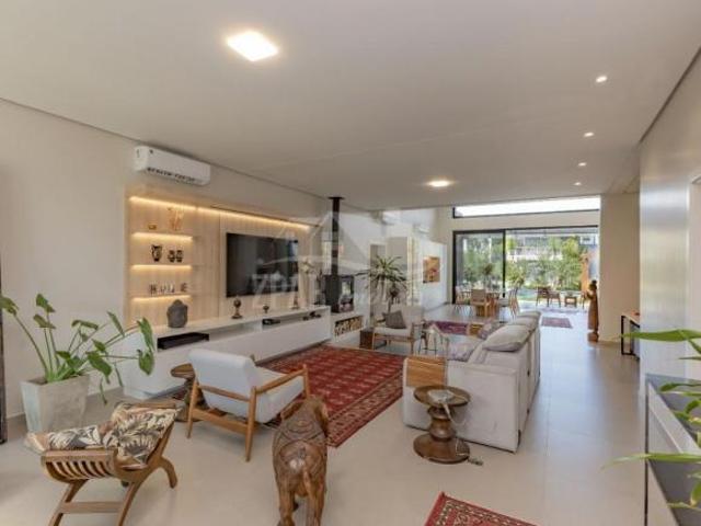 Casa em Condomínio à venda com 3 suítes, 328m² e 4 vagas no Terra Ville, Zona Sul de Porto Alegre
