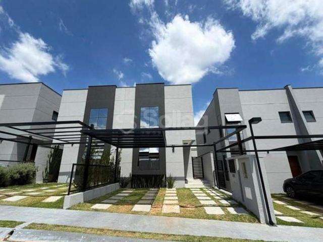 Casa em condomínio á venda com 03 suítes, em excelente localização no Condominio Bello Villagio em V