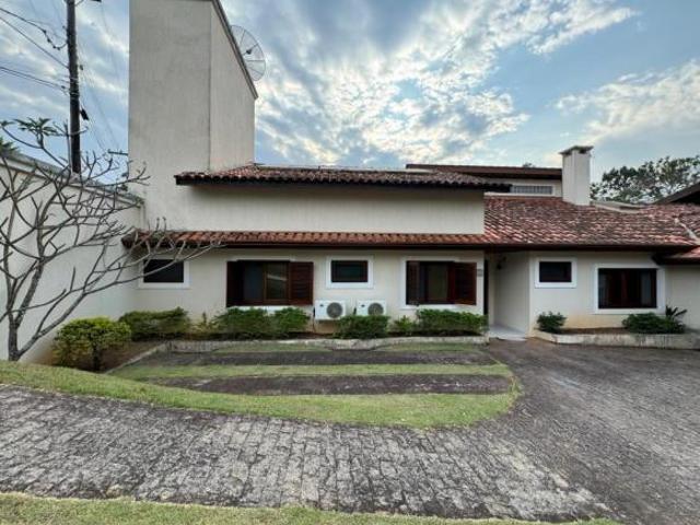 Casa em Condomínio à Venda com 500 m² Privativos com Lazer Completo e Vista para