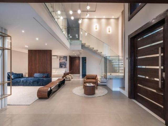 Casa em Condomínio à Venda com 800m², 3 dormitórios, 3 suítes, 4 salas e 5 va.