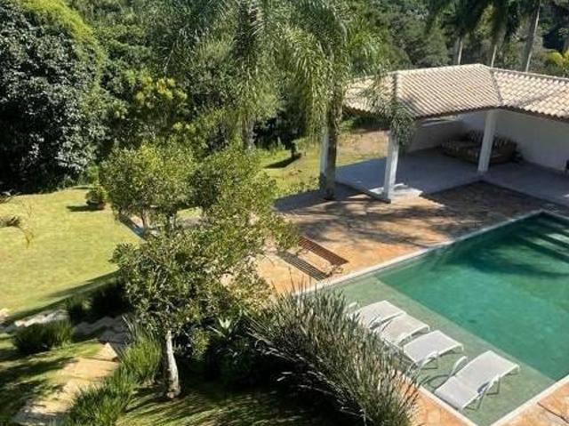 Casa em Condomínio à Venda com 980m², 6 suítes e 6 vagas!