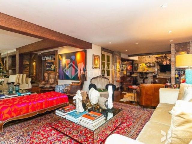 Casa em condominio à venda de 250 m² com 3 quartos, sendo 1 suíte e 2 vagas de garagem
