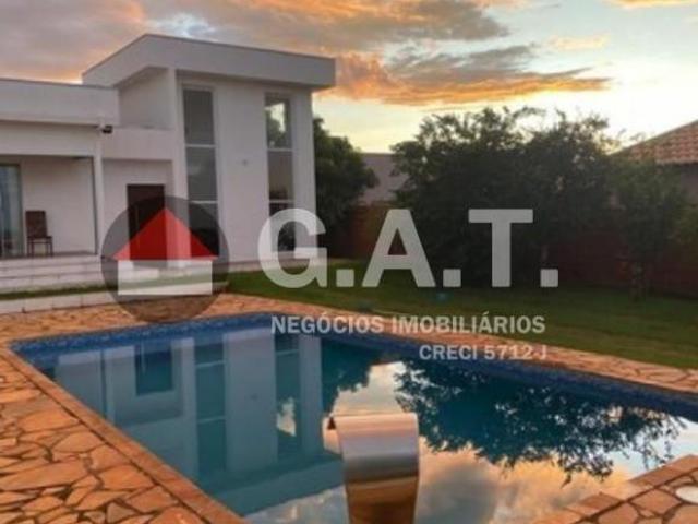 Casa em Condomínio à Venda em Tatui SP no Residencial Ecopark: 3 Quartos, 3 Banheiros, 200m² de Área