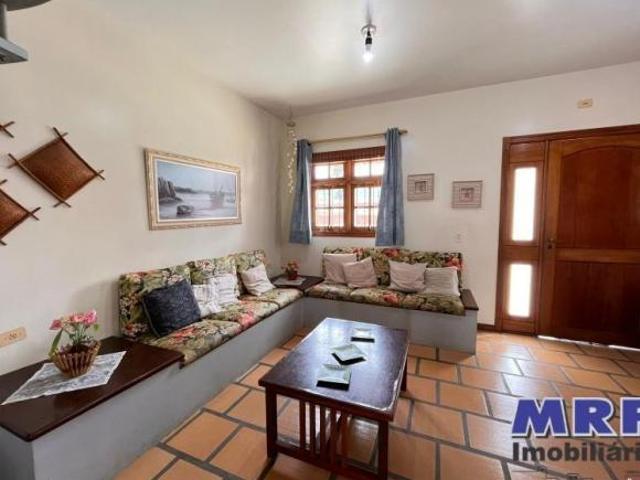 Casa em condomínio à venda em Ubatuba. Praia da Maranduba. Com piscina