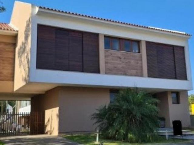 Casa em Condomínio à Venda em Viamão