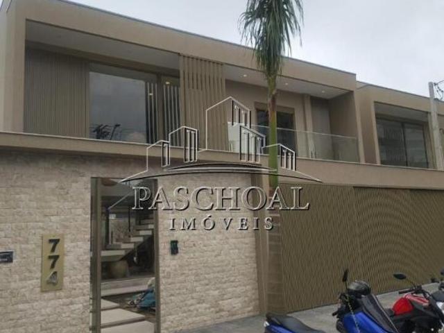 Casa Isolada de Alto Padrão com 4 Suítes e Piscina no Canto do Forte