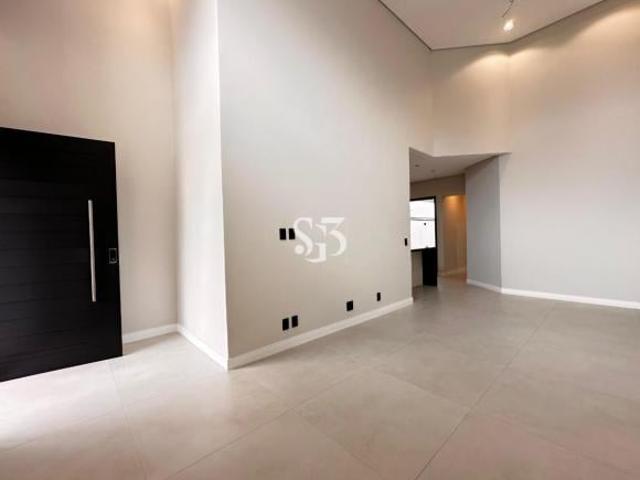 Casa em Condomínio à Venda em Localização Privilegiada: 3 Quartos, 1 Suíte, 2 Salas, 3 Banheiros, 2