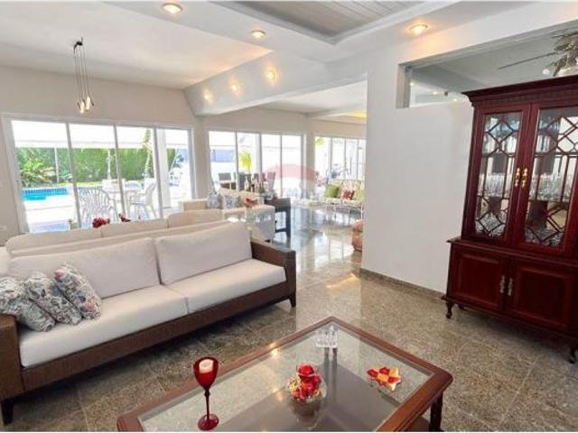 Casa em condomínio à venda na Praia de Pernambuco Guarujá
