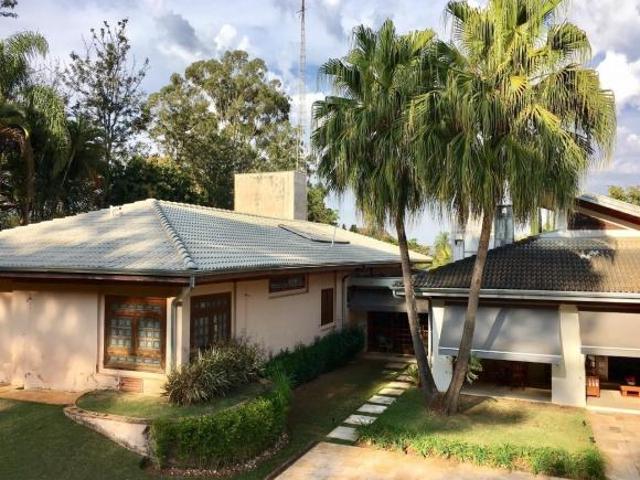 Casa em condomínio à venda na região do Gramado, com 4 suítes, piscina, salão de festas gourmet e ga