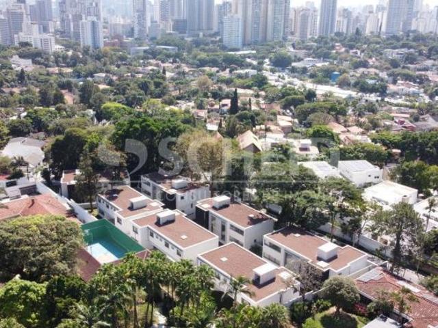 Casa em Condomínio à venda no Alto da Boa Vista com piscina próximo Escola Waldorf Rudolf Steiner