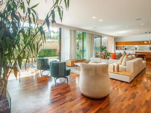 Casa em condomínio à venda no Jardim dos Estados | 4 quartos / 4 suítes