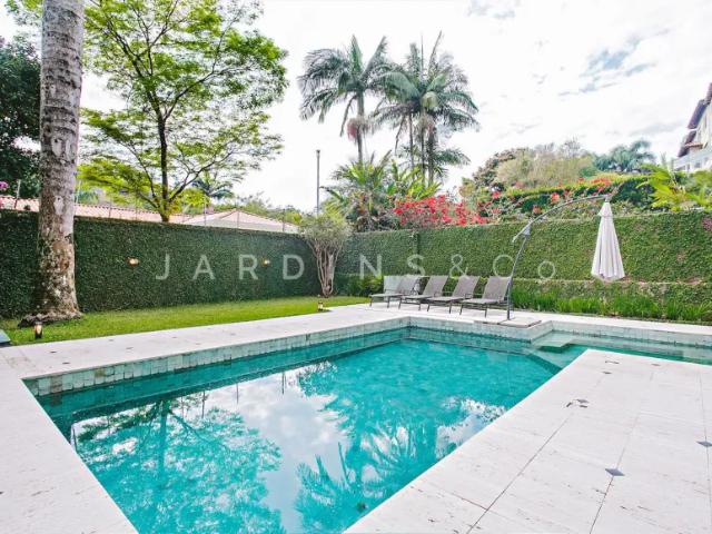 Casa em condomínio com salas integradas ao jardim e lazer privativo completo