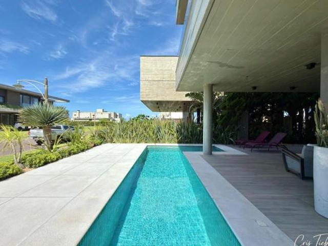 Casa em Condomínio à Beira Mar
