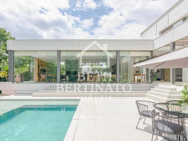 Casa em condomínio ao lado do Parque Tingui, com amplo terreno, piscina e espaço gourmet