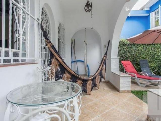Casa em condomínio alto padrão, 5 dormitórios sendo 2 suítes, 4 vagas e com quintal Cambuci