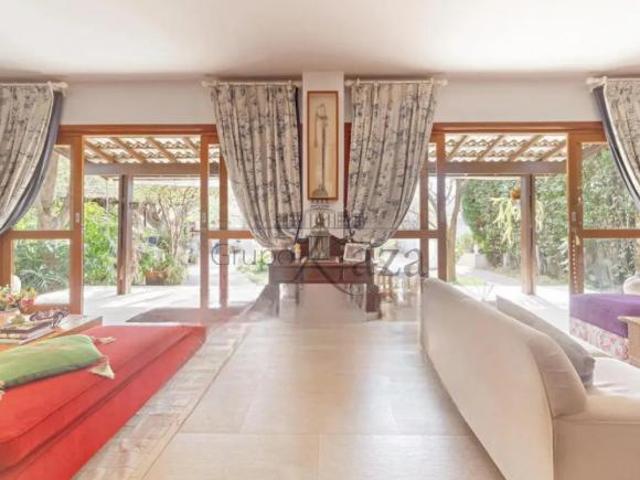 Casa em Condomínio Alphaville 4 Dormitórios 350m²