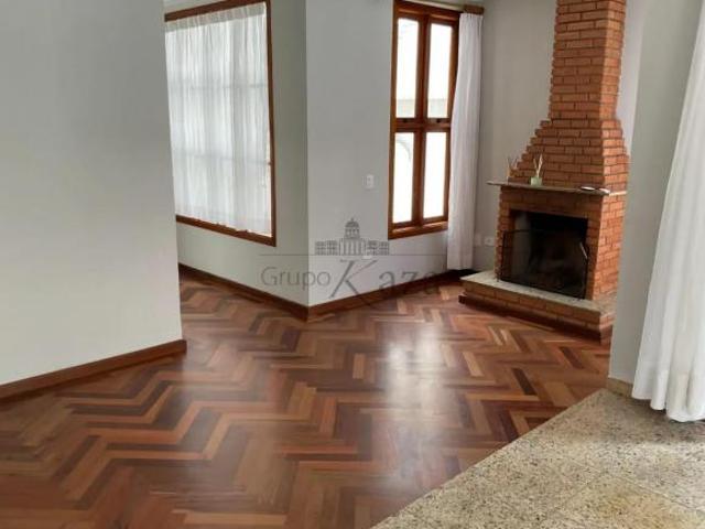 Casa em Condomínio Alphaville 4 Suítes 304m²