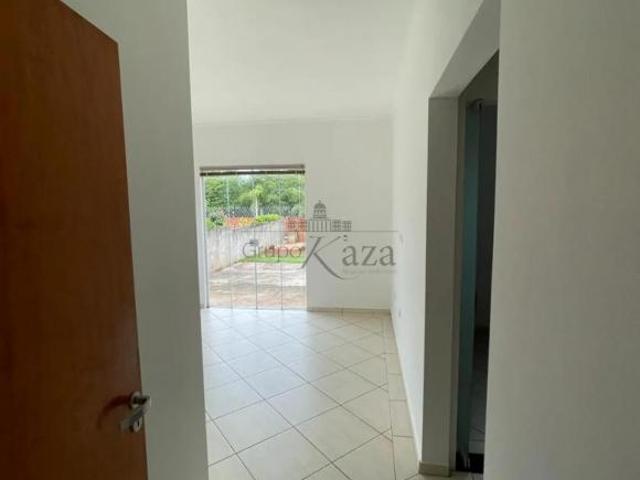Casa em Condomínio Araçoiaba da Serra 3 Dormitórios 200m²