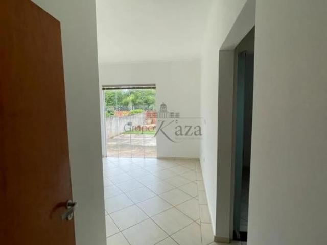 Casa em Condomínio Araçoiaba da Serra 3 Dormitórios 200m²