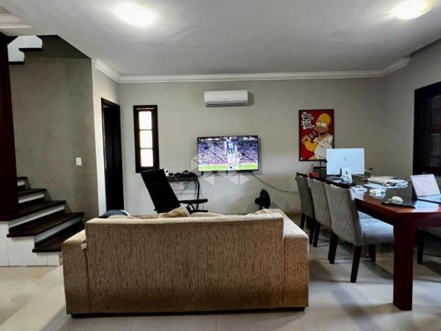Casa em Condominio de 03 dormitórios e 02 vagas com 221m² no bairro Vila Jardim em Poa
