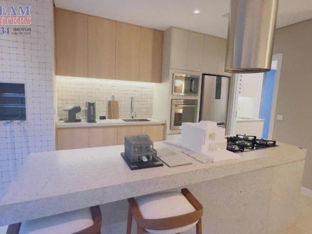 Casa em Condomínio de 205m² no bairro Ecoville, com 3 suítes, 4 banheiros e 2 vagas de garagem