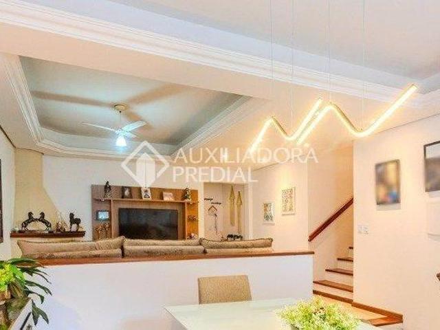 Casa em condomínio de 200m² na Hípica com 3 dormitórios sendo 1 suíte e piscina