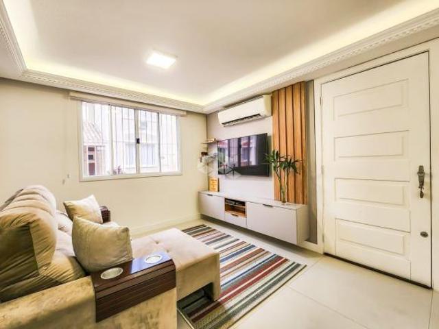 Casa em condomínio de 4 dormitórios e 2 vagas de garagem, no bairro Humaitá, em