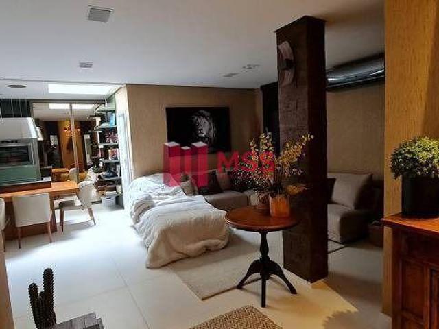 Casa em Condomínio de 4 Quartos com 4 Vagas 330m² à Venda