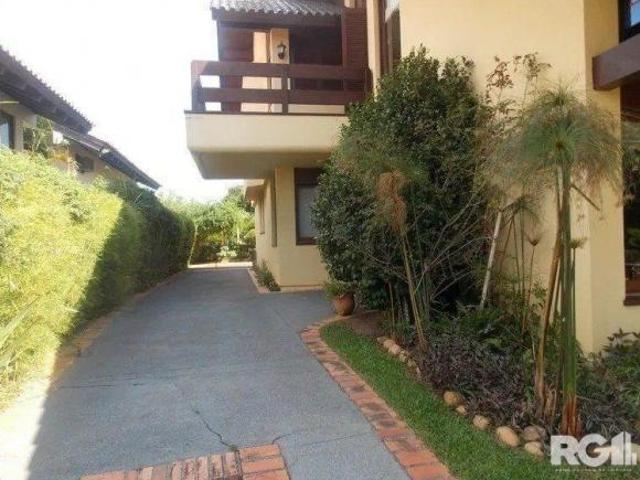 CASA EM CONDOMÍNIO DE ALTO PADRÃO